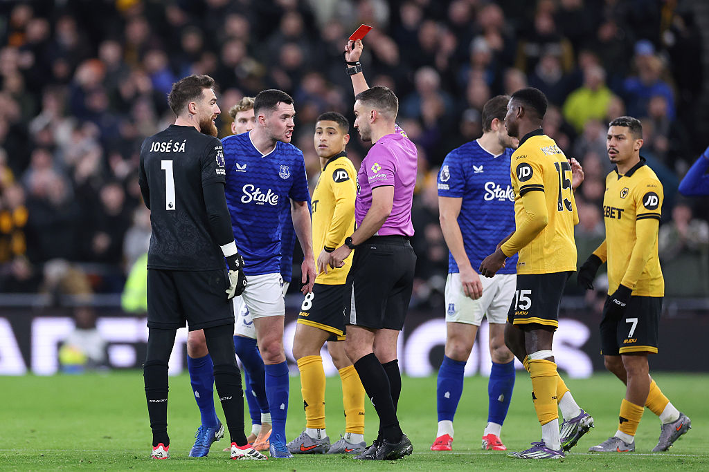 Moyes says he is 'embarrassed' for VAR after appeal over Keane red card ...